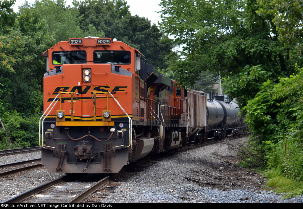BNSF SD70ACe 9329 on 65W